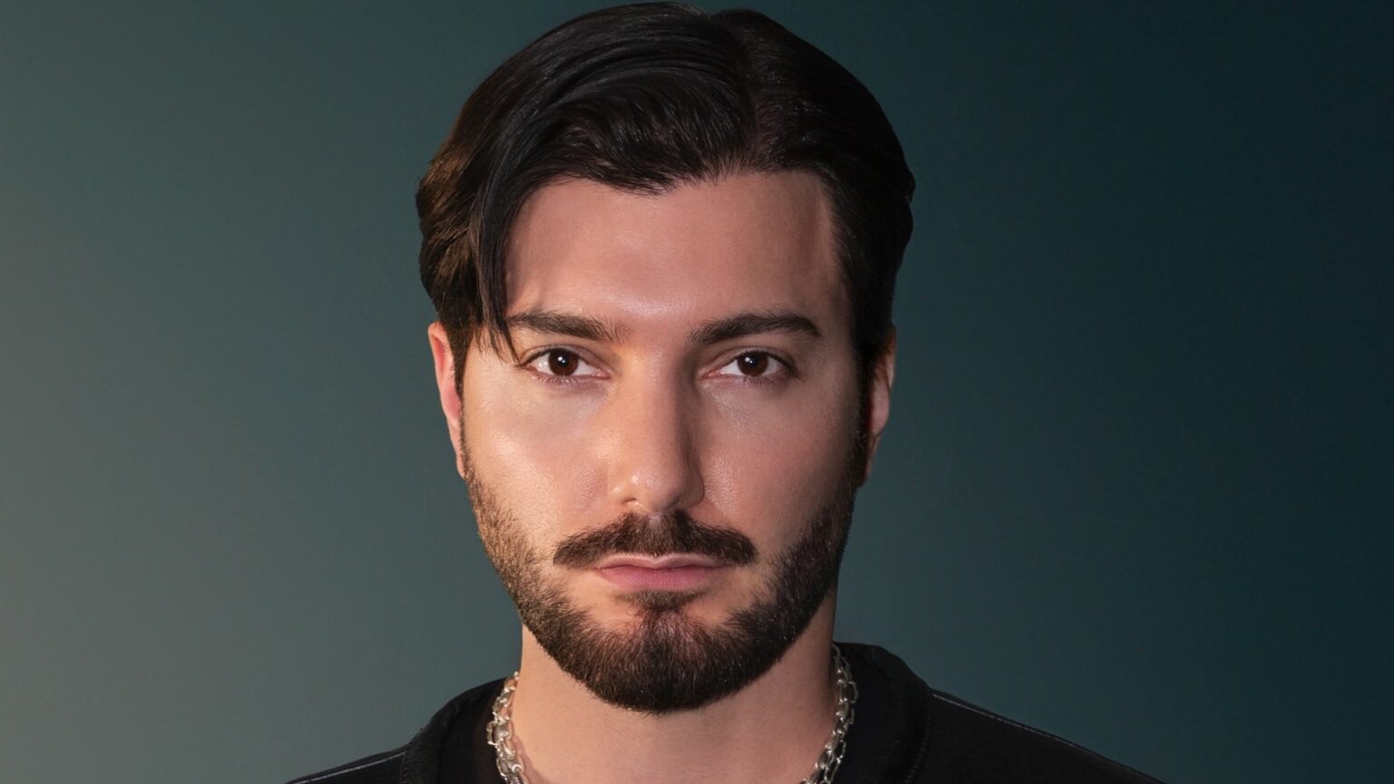 Alesso Kicks Off ‘26 with Stadium-Scale Pendulum Collab, “FADE” — DJ ...
